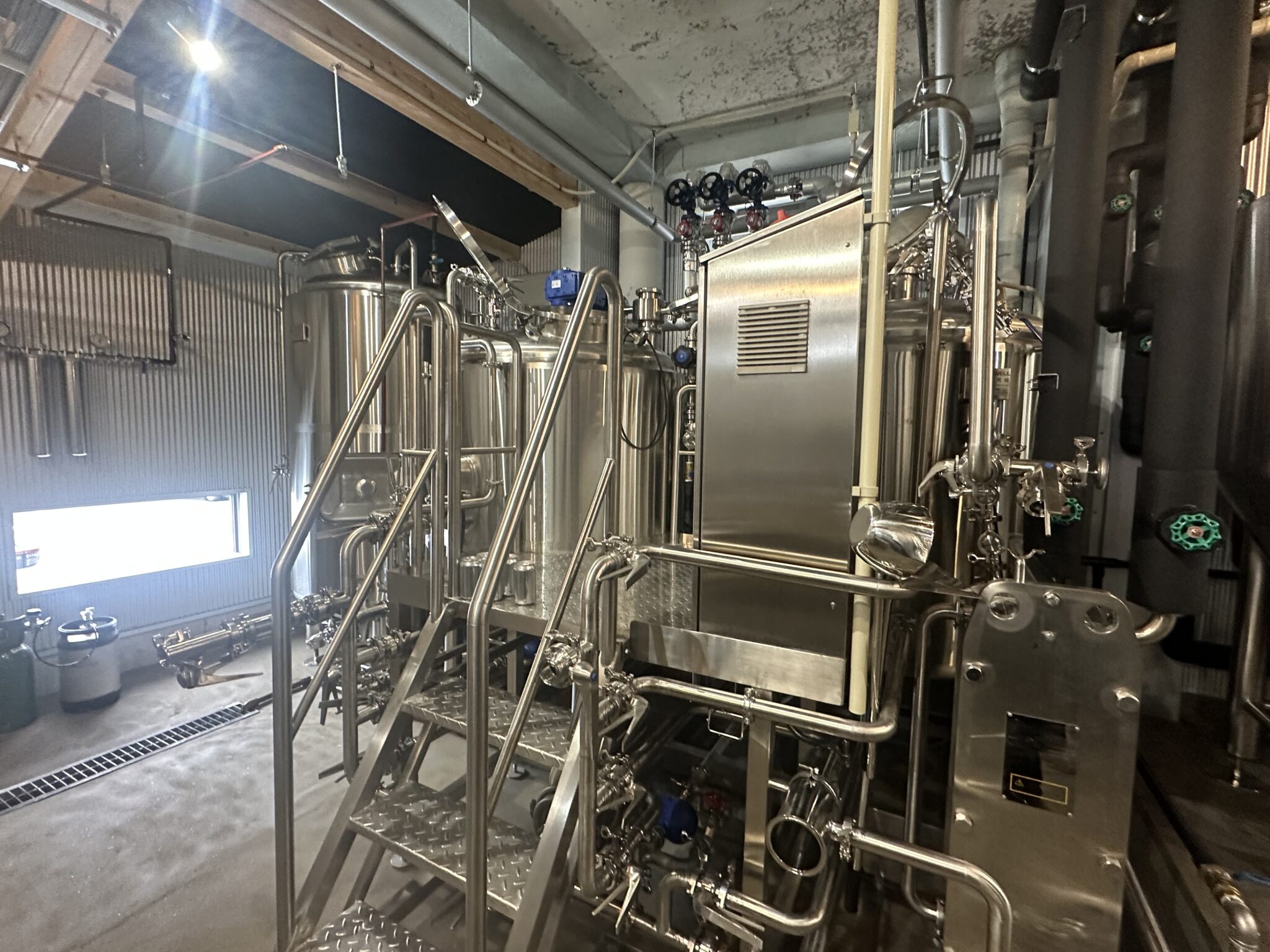 Primary Barrels (THE 610 BASE /旧中六人部小学校) | 施工事例集 | 奥京都・福知山で無垢材のデザイン建築 ...