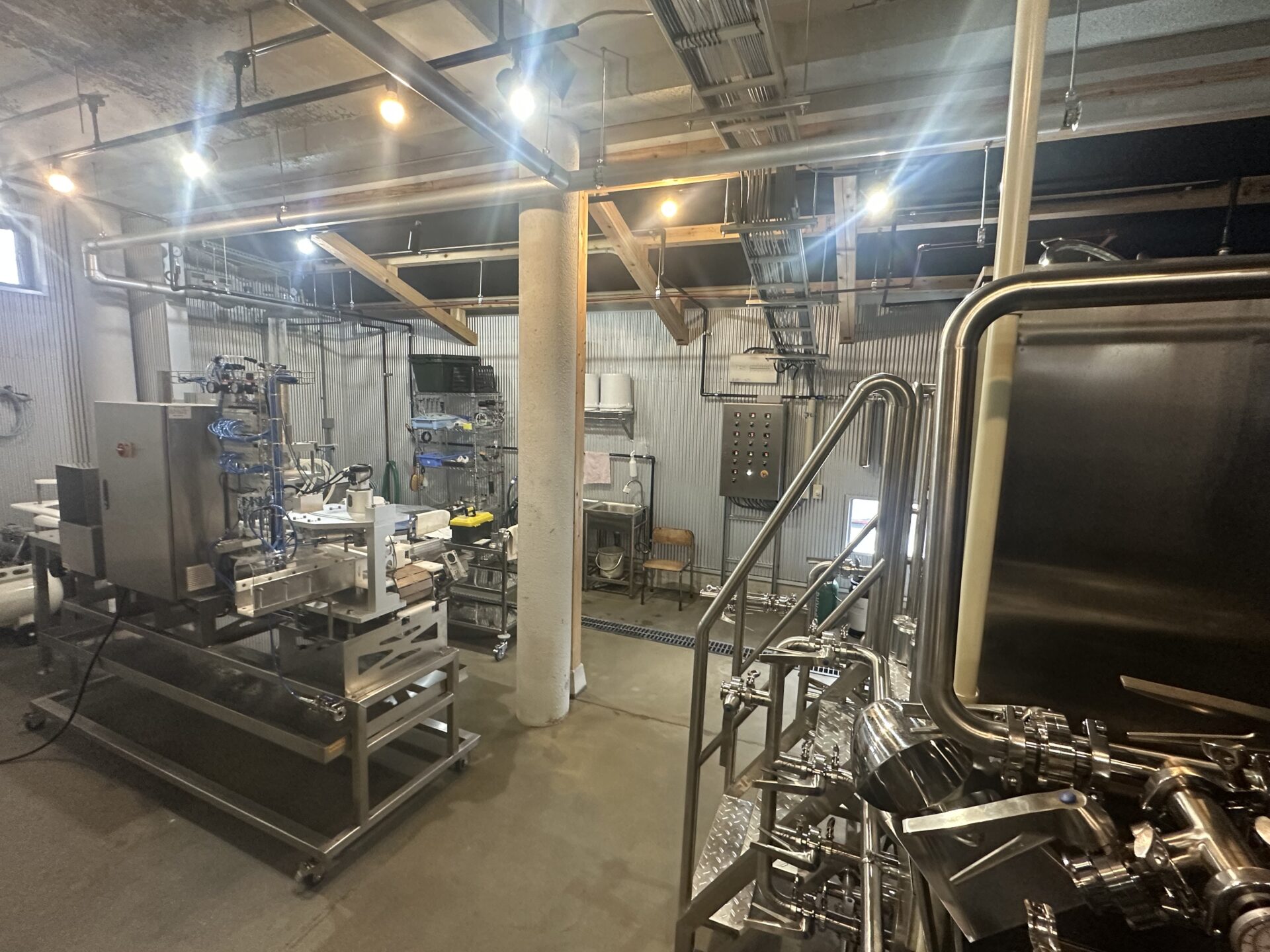 Primary Barrels (THE 610 BASE /旧中六人部小学校) | 施工事例集 | 奥京都・福知山で無垢材のデザイン建築 ...